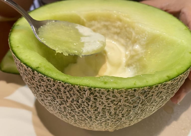 【ふじみ野市】大迫力！「Egg Moon Cafe」に丸ごとメロンのパンケーキが登場しました！ | 号外NET 富士見市・ふじみ野市